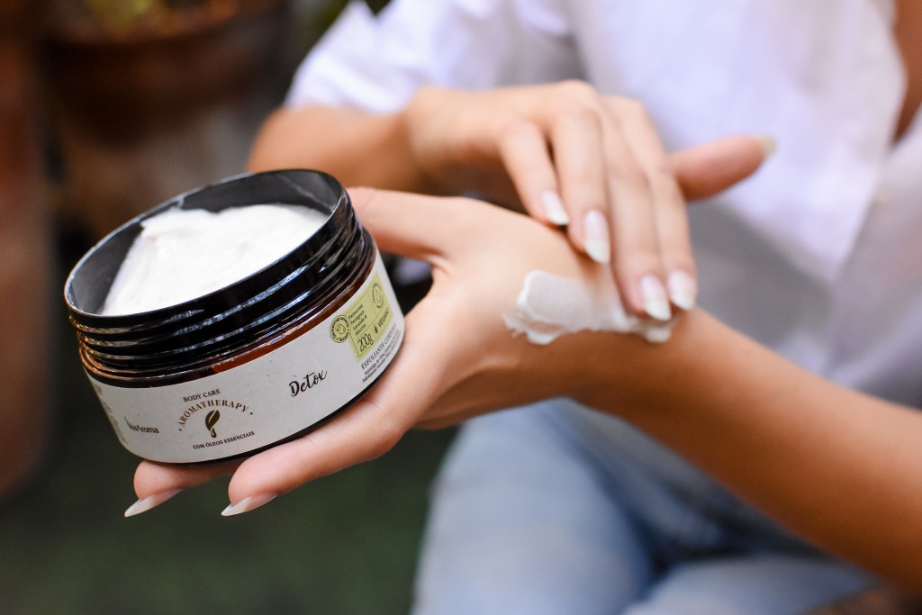 Saiba aqui como usar esfoliante corporal da forma certa